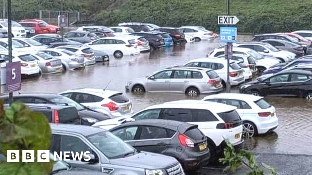 Travel disruption eases after flooding - BBC News