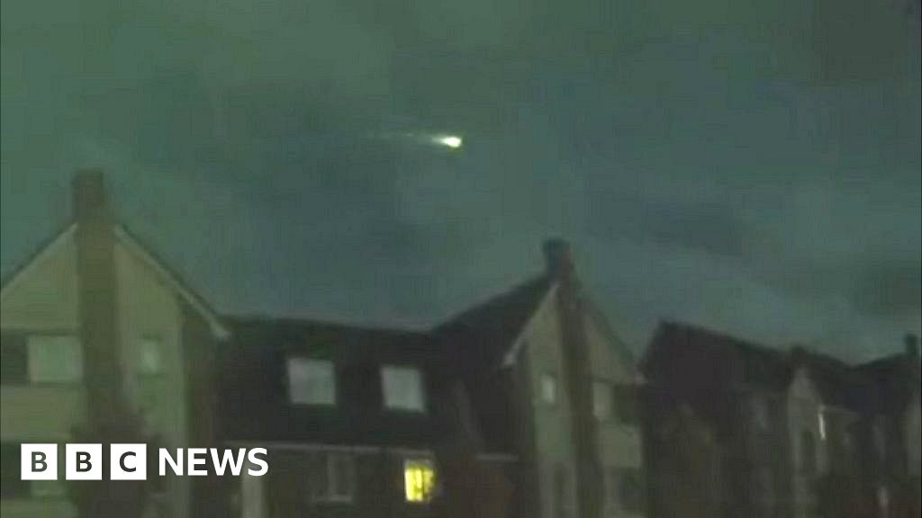 Fireball in sky captured on video over southern England - BBC News