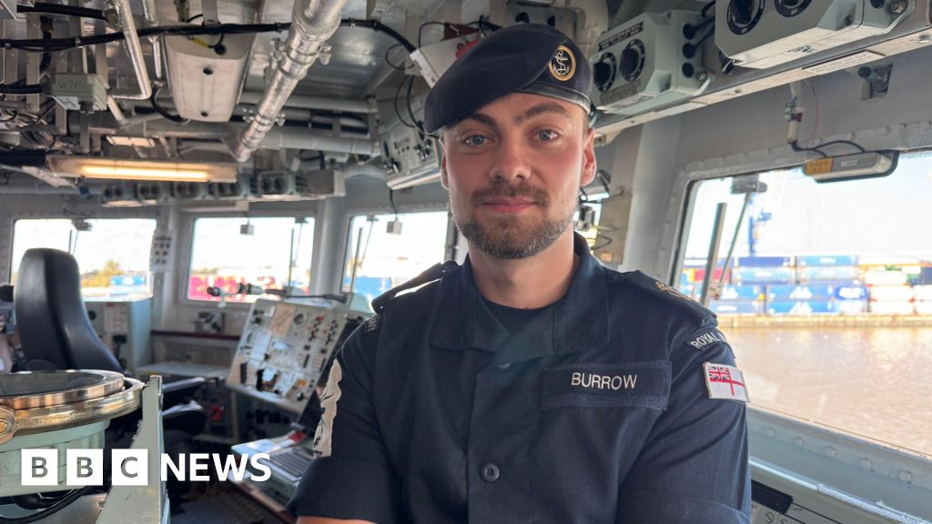 HMS Iron Duke arrives in Hull ahead of open day