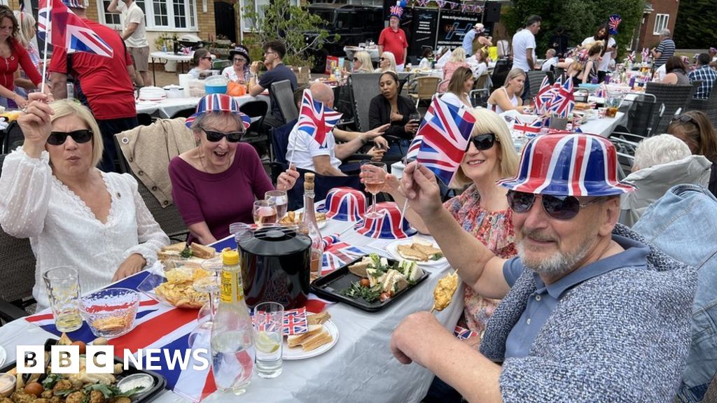 In Pictures: Jubilee parties held across the East - BBC News