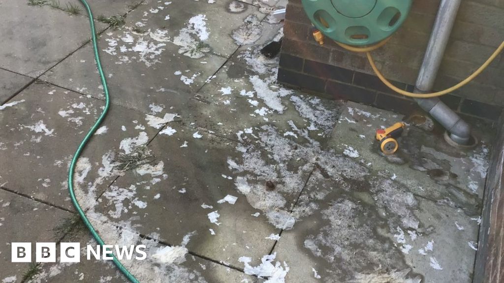 Hinckley: Sewage bubbling up in gardens, councillors say - BBC News