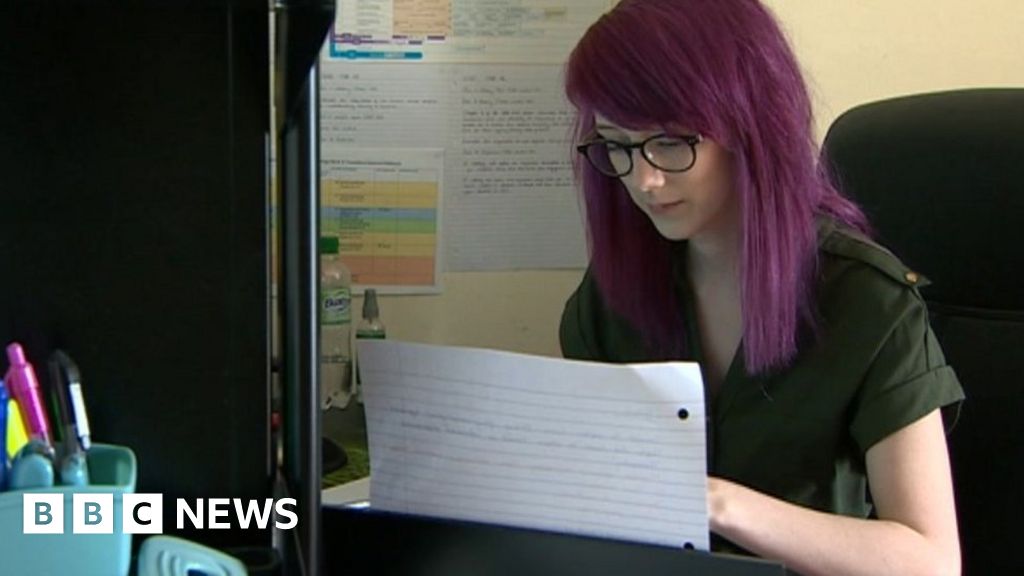 Student finance: Boost for part-time study in Wales - BBC News