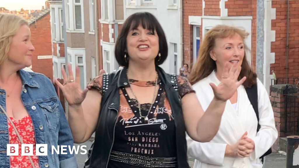 Gavin and Stacey: James Corden and Ruth Jones' farewell to Barry - BBC News