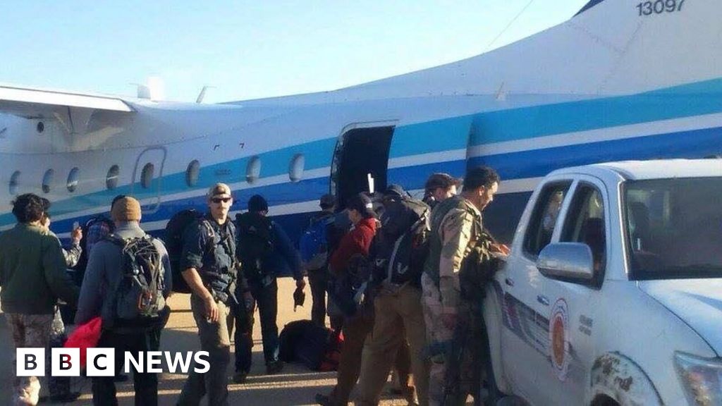Libya militia chases away US troops - BBC News