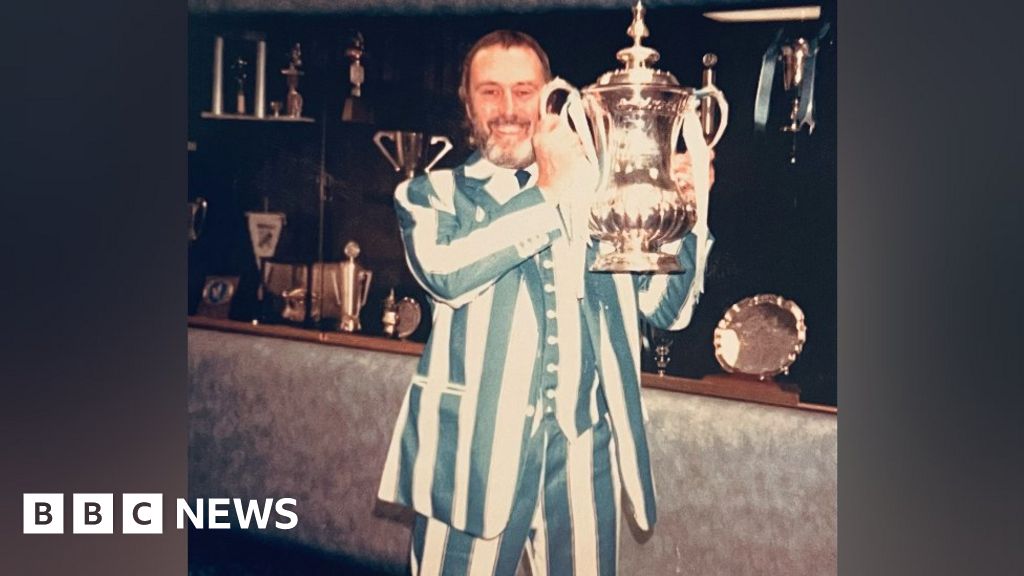 Sky blue-suited Coventry City fan dies - BBC News