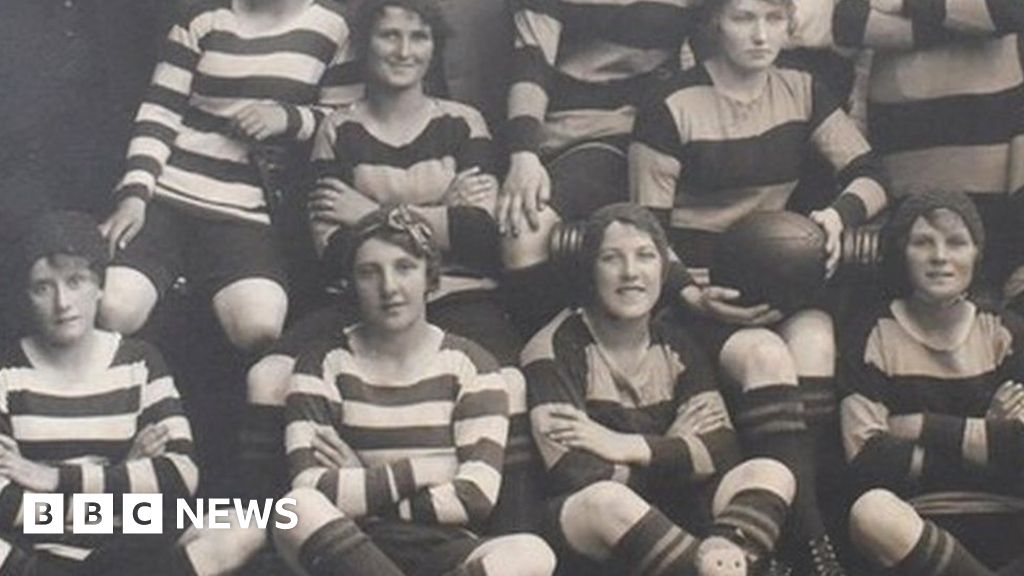 Armistice Day: WW1 Wales women's radical rugby movement - BBC News