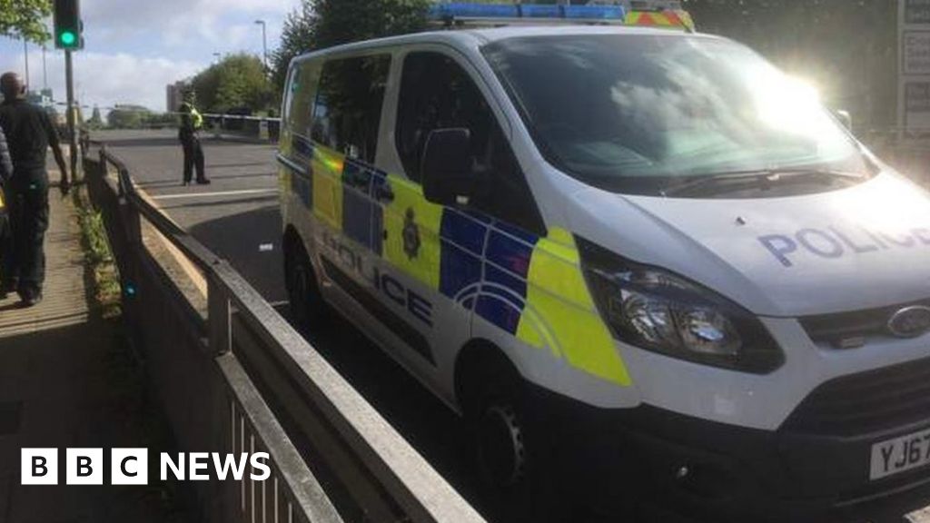 Leeds shooting: Man shot as car stops at traffic lights - BBC News