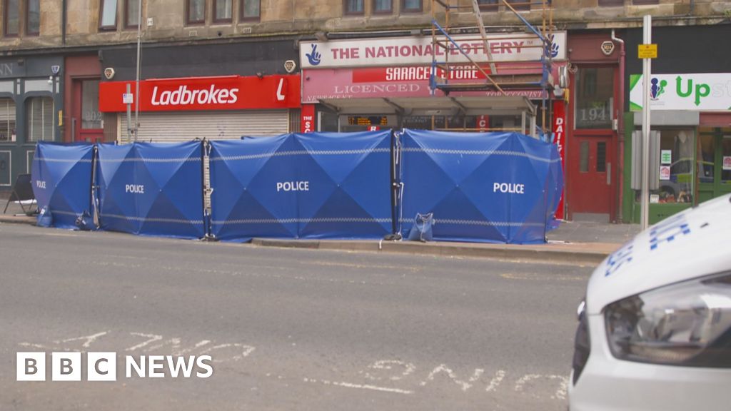 Man, 27, dies after stabbing in Glasgow - BBC News