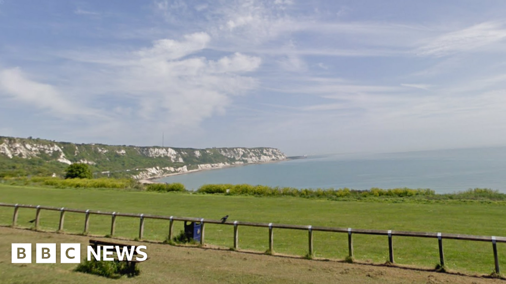 Channel migrants: Seven men found in Folkestone - BBC News