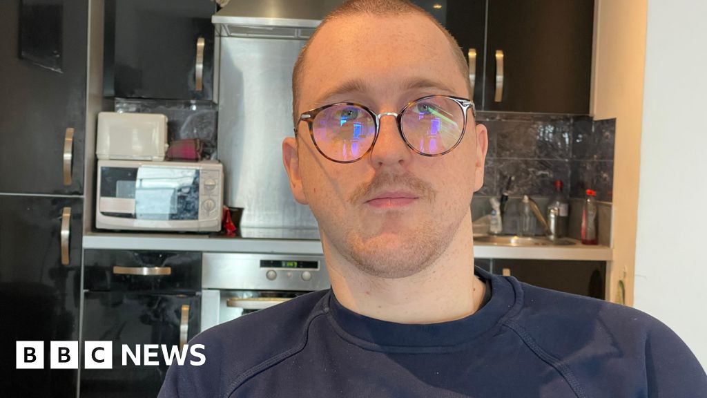 Leeds wheelchair user 'trapped' in flat after lift breaks - BBC News