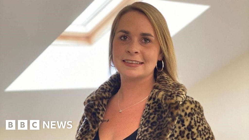 Tribute to 'doting mum' who died in rural crash - BBC News