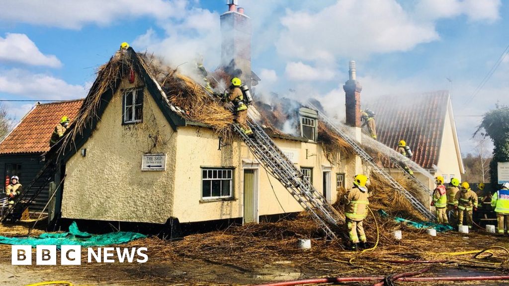 Fire at The Ship pub, Levington, destroys thatched roof - BBC News