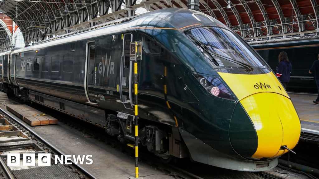 Reading: GWR train passengers warned of disruption this weekend - BBC News