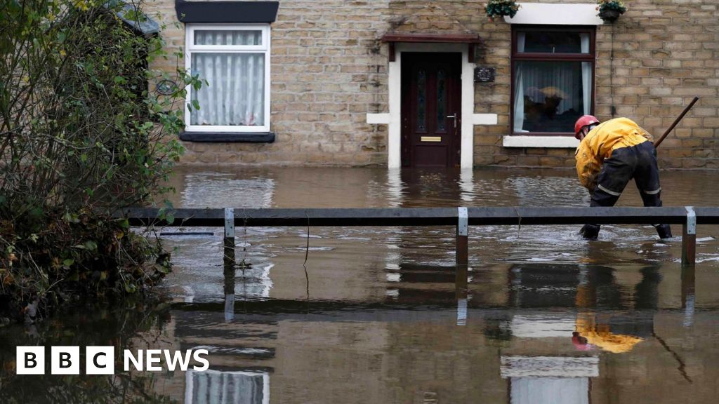 UK flooding: Flood warnings remain as squally weather predicted - BBC News