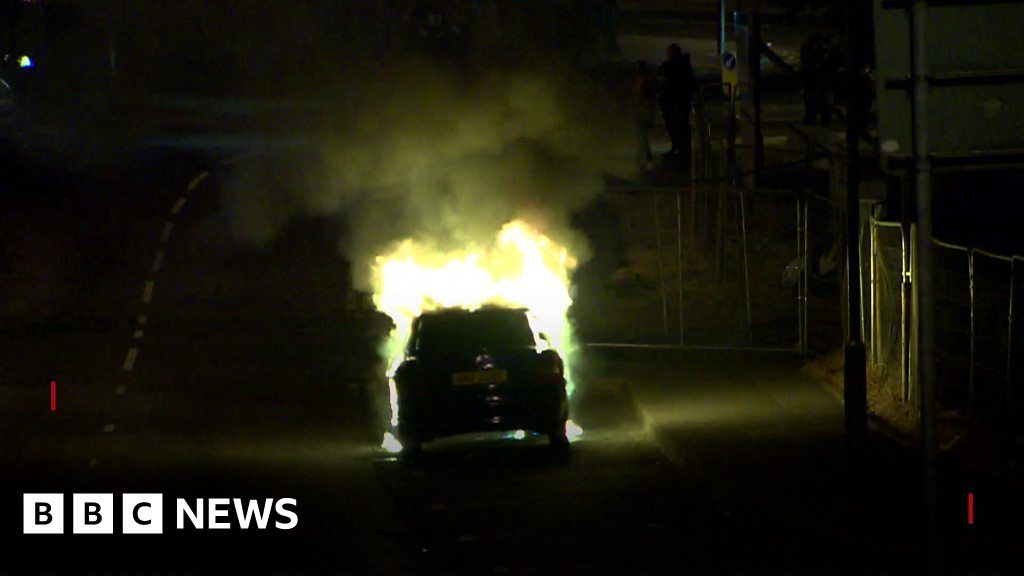 Petrol bombs thrown in Bogside trouble - BBC News