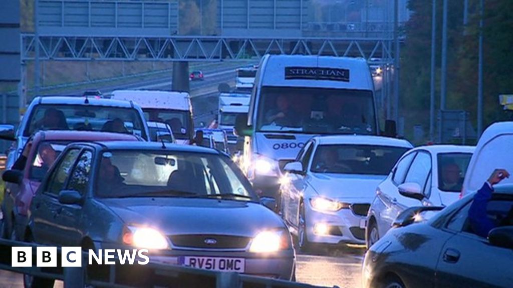 M1 crash: Traffic gridlock follows fatal collision - BBC News