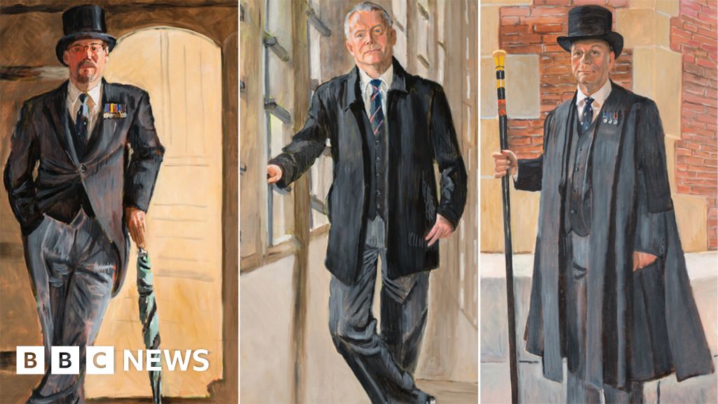 Cambridge colleges head porters in portrait show - BBC News