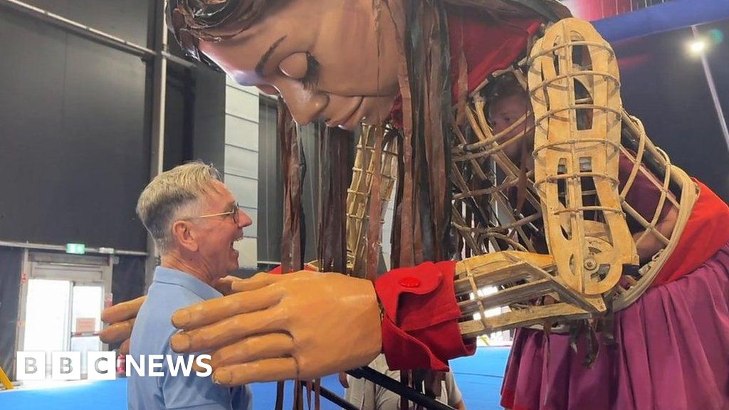 Little Amal: Puppet of refugee in action ahead of arrival in NI - BBC News
