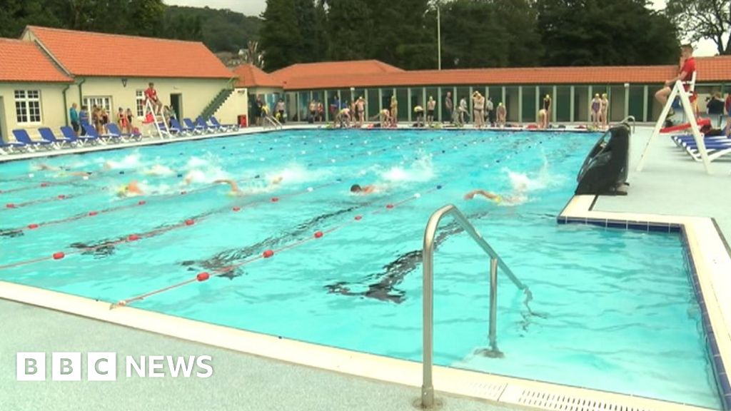 Pontypridd Ynysangharad Park lido to stay free in 2016 - BBC News