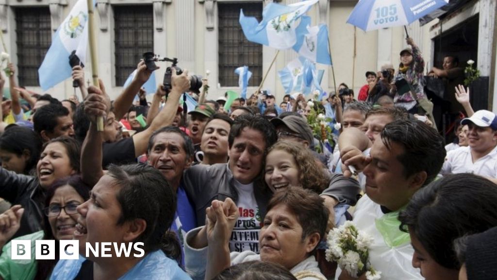 Guatemalans vote amid political turmoil - BBC News