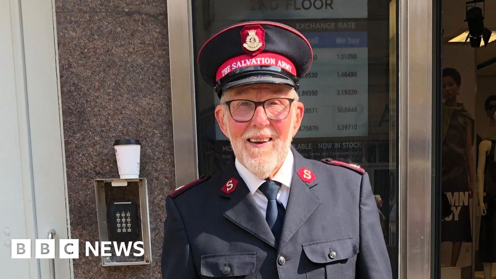 Cambridge Salvation Army magazine seller to step down - BBC News