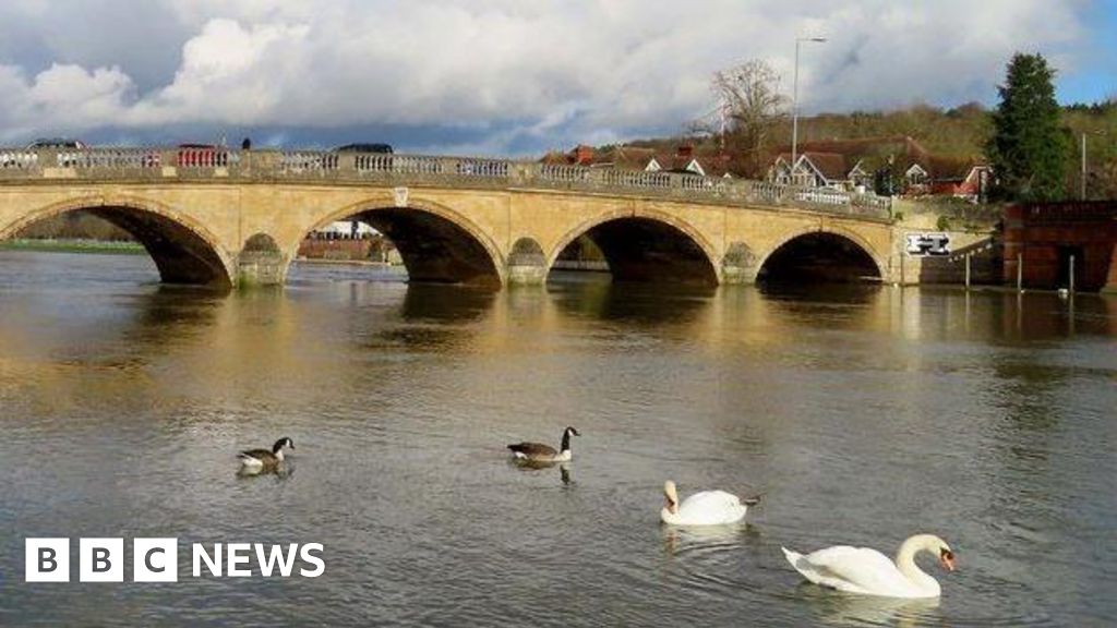 Henley Bridge: Plans to carry out repairs and remove graffiti - BBC News