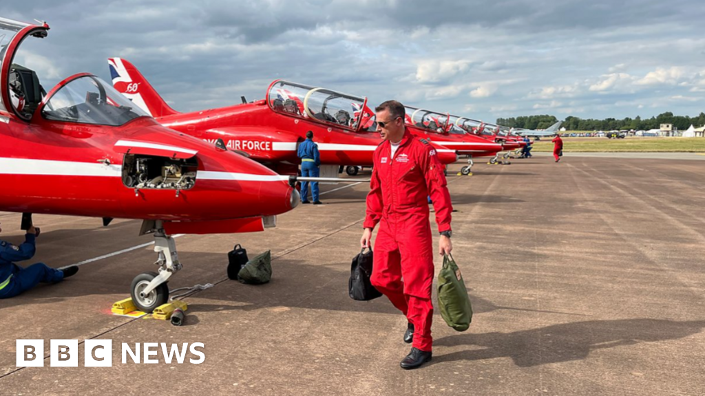 Royal International Air Tattoo: Red Arrows practice new routine - BBC News