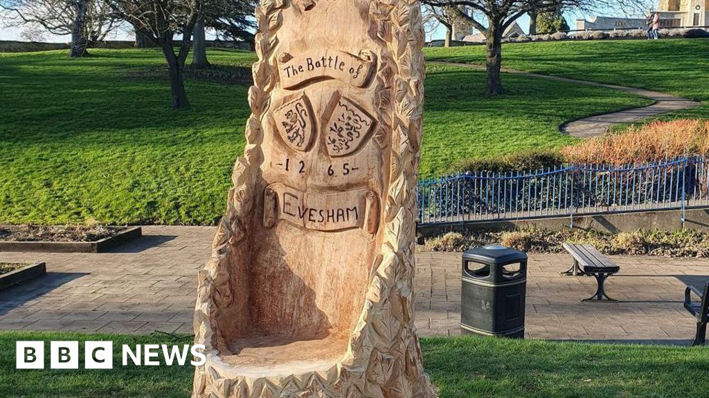 Evesham chainsaw-carved tree throne arrives at Abbey Park - BBC News