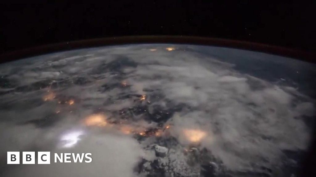 Nasa footage shows lightning from ISS - BBC News
