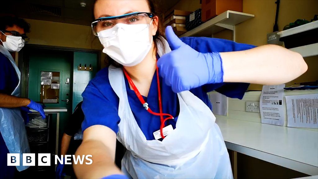 London students graduate early to join NHS front line - BBC News