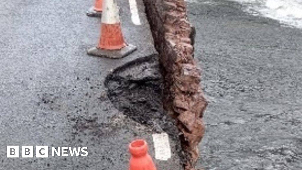 Bickleigh Bridge closed for weeks after lorry crash - BBC News