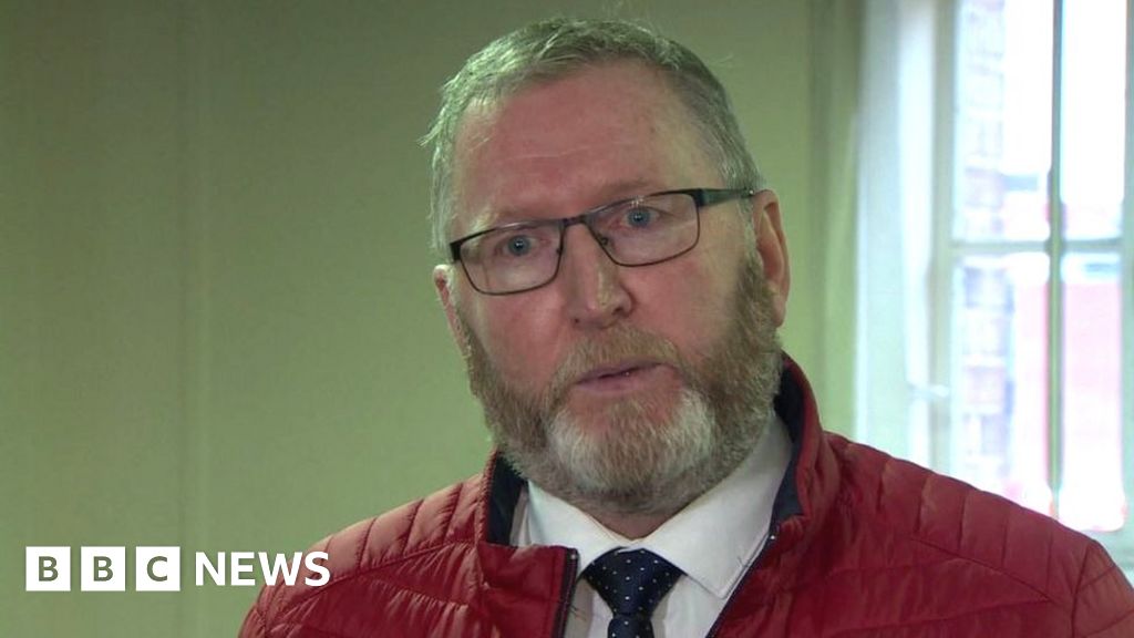 Doug Beattie: UUP leader to stay after controversial tweets - BBC News
