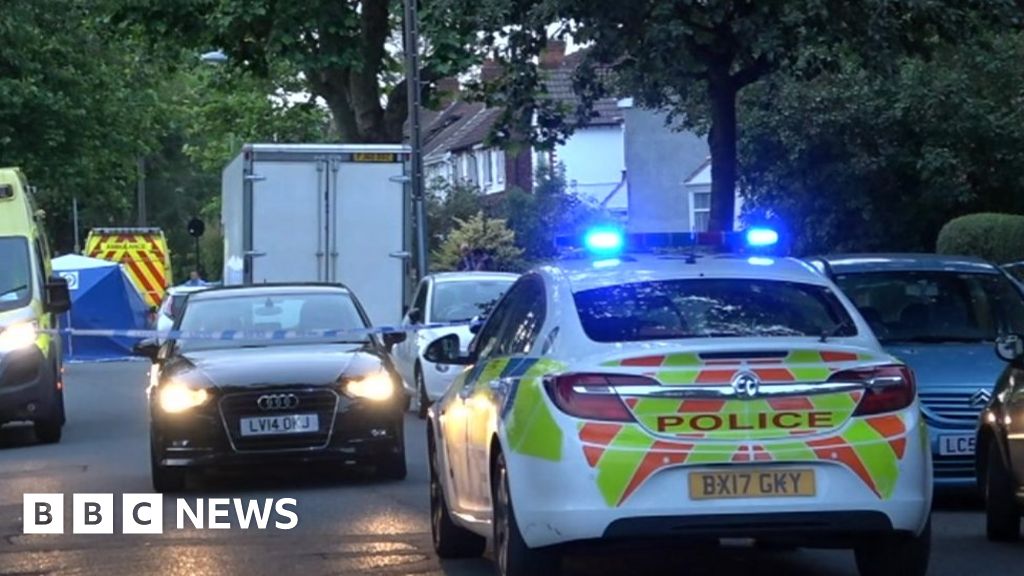 Erdington shooting: Murder probe as man killed in street - BBC News