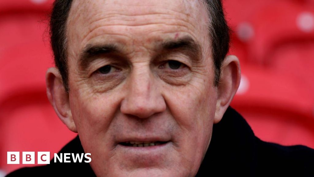 Phil Bennett: Memorial service at Llanelli Parc Y Scarlets - BBC News