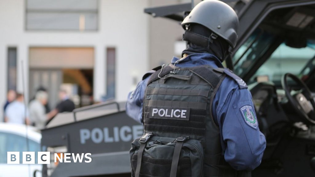 Sydney police release three arrested in anti-terror raids - BBC News