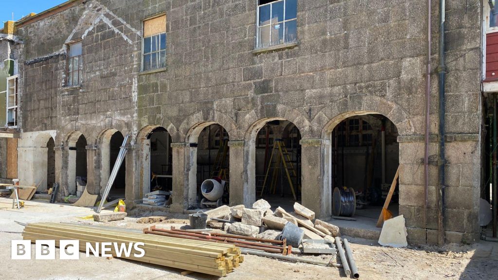Redruth regeneration of town centre complete - BBC News