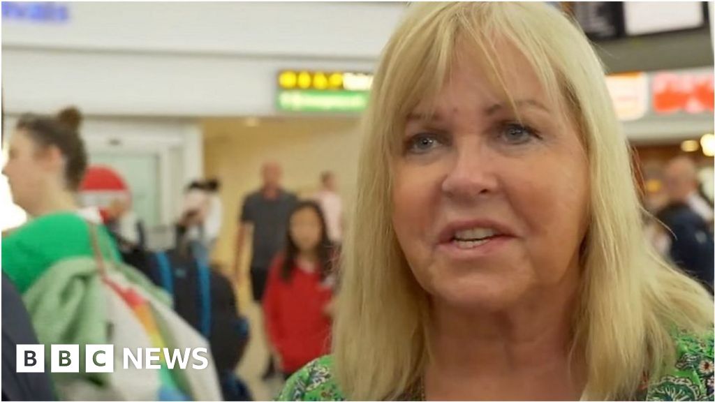 Rhodes: Holidaymakers describe 'horrific' wildfire scenes - BBC News