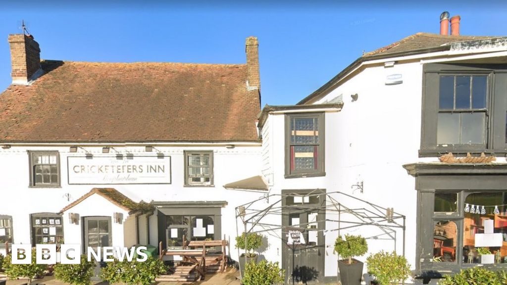 Meopham pub stabbing leaves one dead and another injured Meopham pub stabbing leaves one dead and another injured