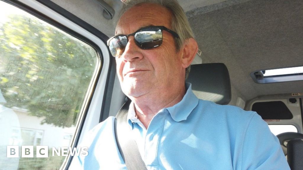 Guernsey minibus driver shortage blamed on licensing system - BBC News