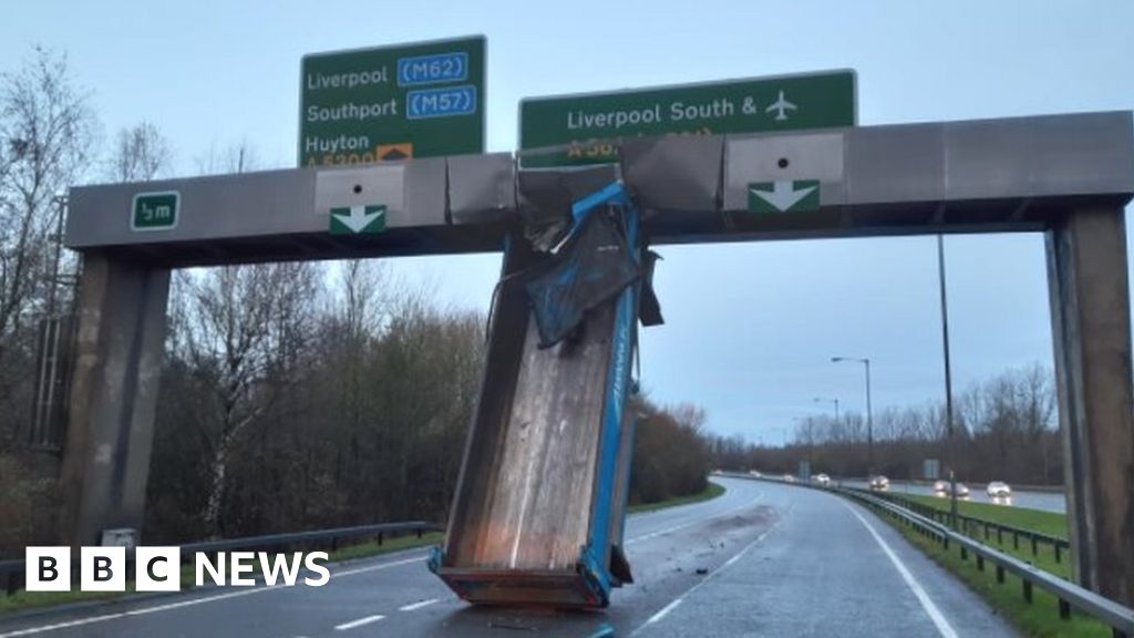 Lorry hits Widnes road gantry in rush hour crash - BBC News