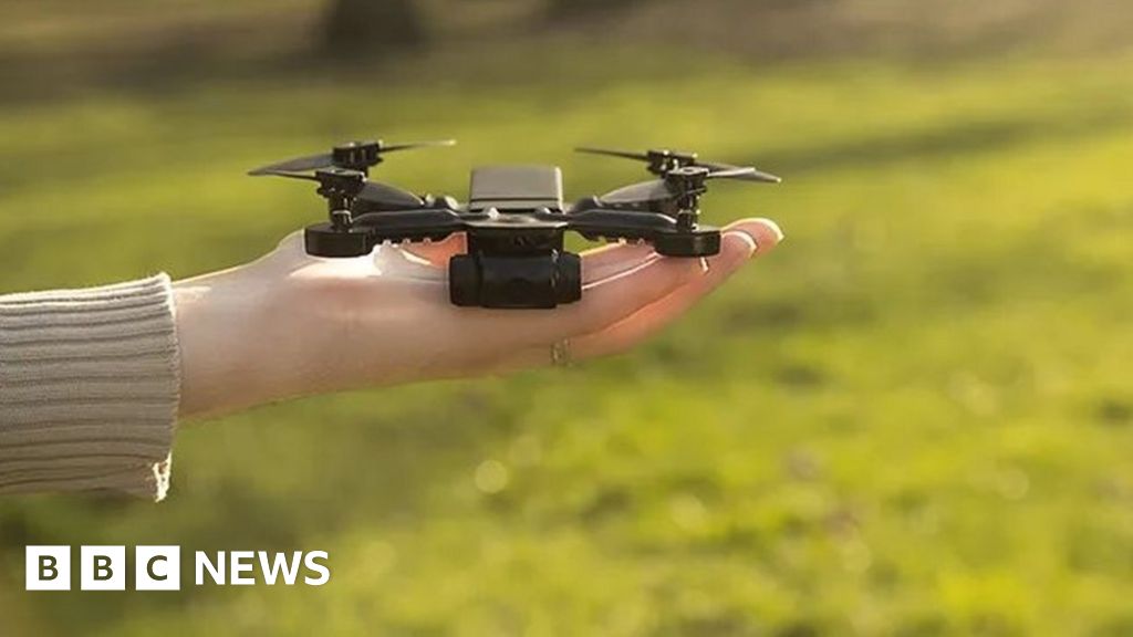MicroDrone 4.0 - losing altitude - BBC News