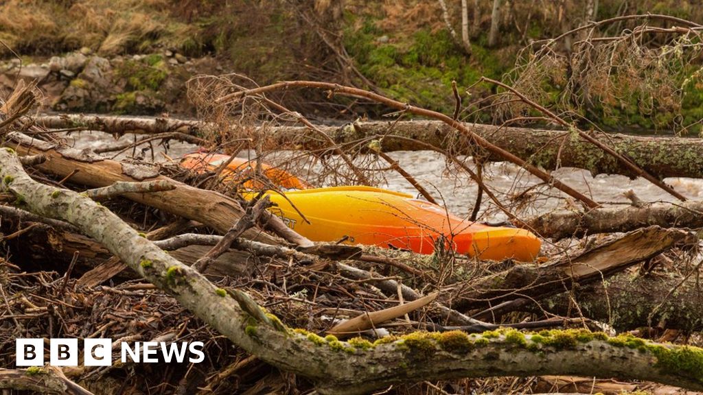 Kayaker's body found in Moray river - BBC News