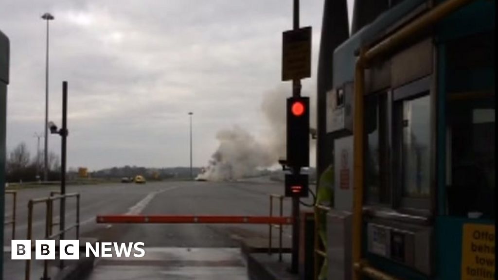 M4 shut at Severn Bridge after hay lorry catches fire - BBC News