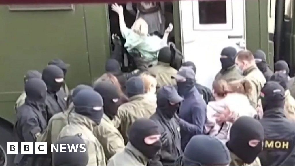 Belarus protests: Police target female protesters - BBC News