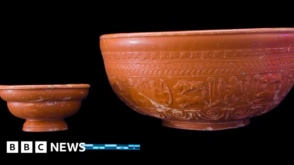 'Outstanding' Roman relics discovered at roadside - BBC News
