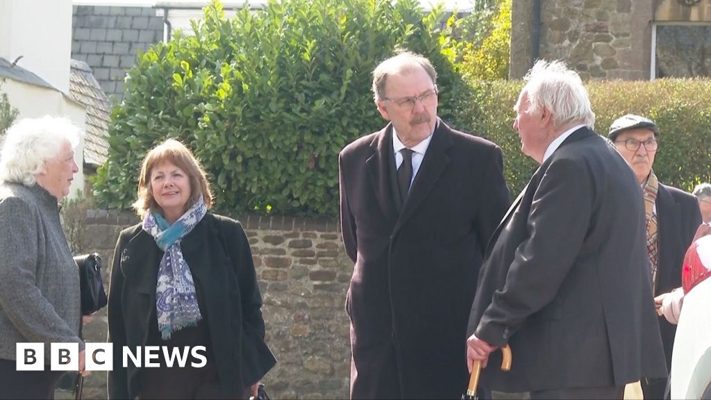 Dafydd Elis-Thomas: Mourners gather at cathedral for politician's funeral