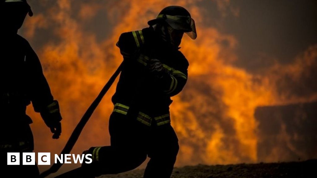 Chile's worst wildfire destroys town as help arrives - BBC News