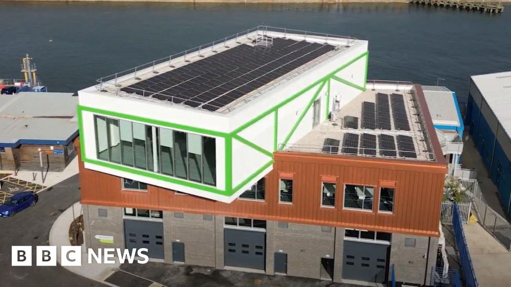 Education Minister visits £15m energy skills centre in Blyth - BBC News