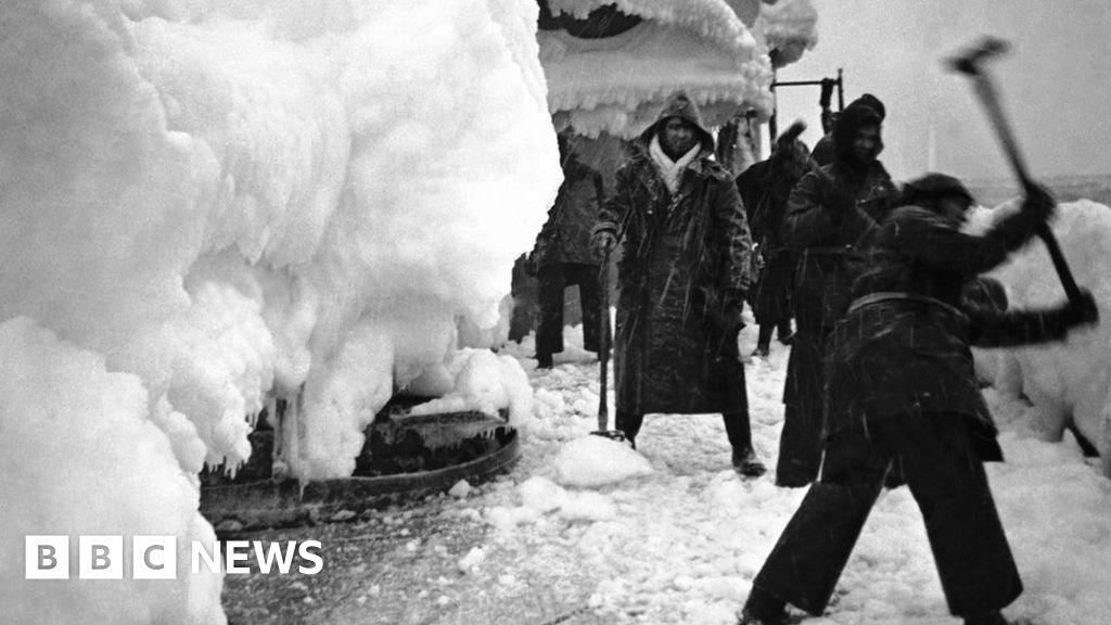 Arctic convoy WWII veterans presented with medals - BBC News