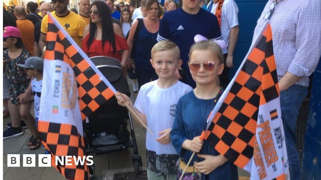 Wolverhampton Wanderers bus tour for League Champions - BBC News
